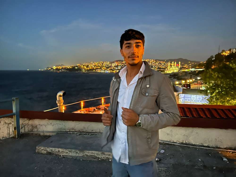 Gece vakti sokakta söylediği şarkıyla viral oldu